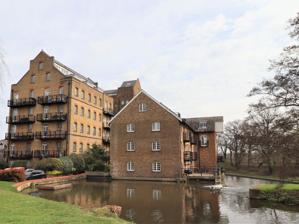 2 bed flat to rent in Bourneside Road, Addlestone KT15 - Zoopla