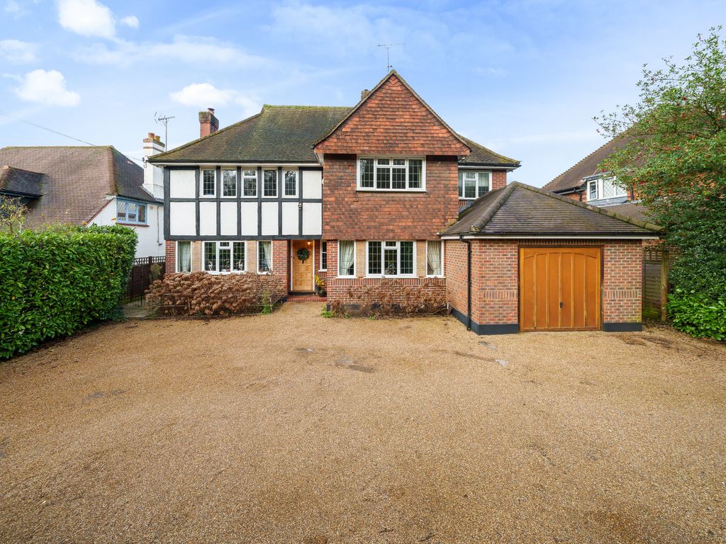 5 Bed Detached House For Sale In Lammas Lane Esher Kt10 £1 475 000