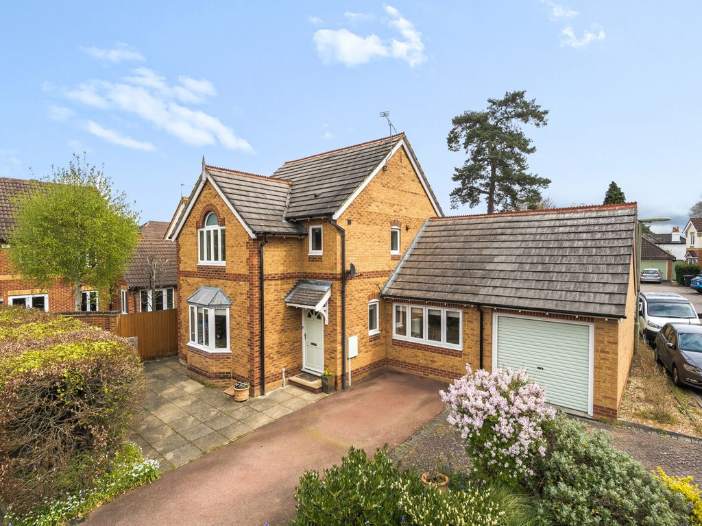 3 bed detached house for sale in Candlerush Close, Woking GU22, £ ...