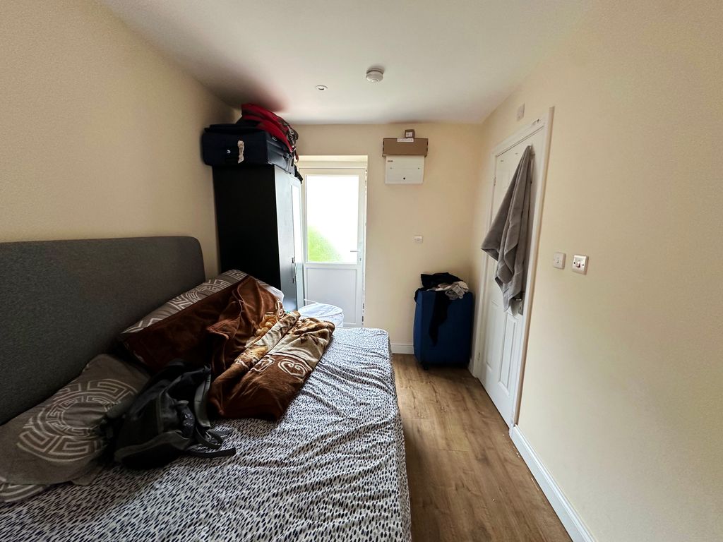 Studio to rent in Trinity Road, Southall UB1, £1,200 pcm - Zoopla