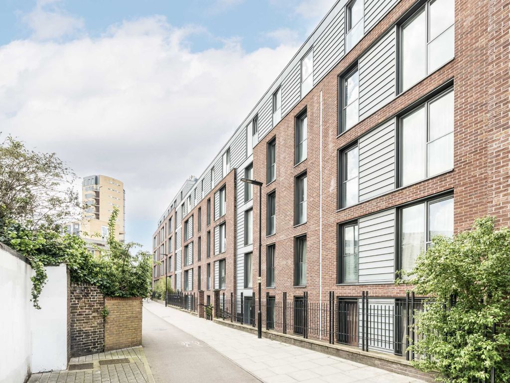 3 bed flat for sale in Hackney Grove, London E8, £252,000 - Zoopla