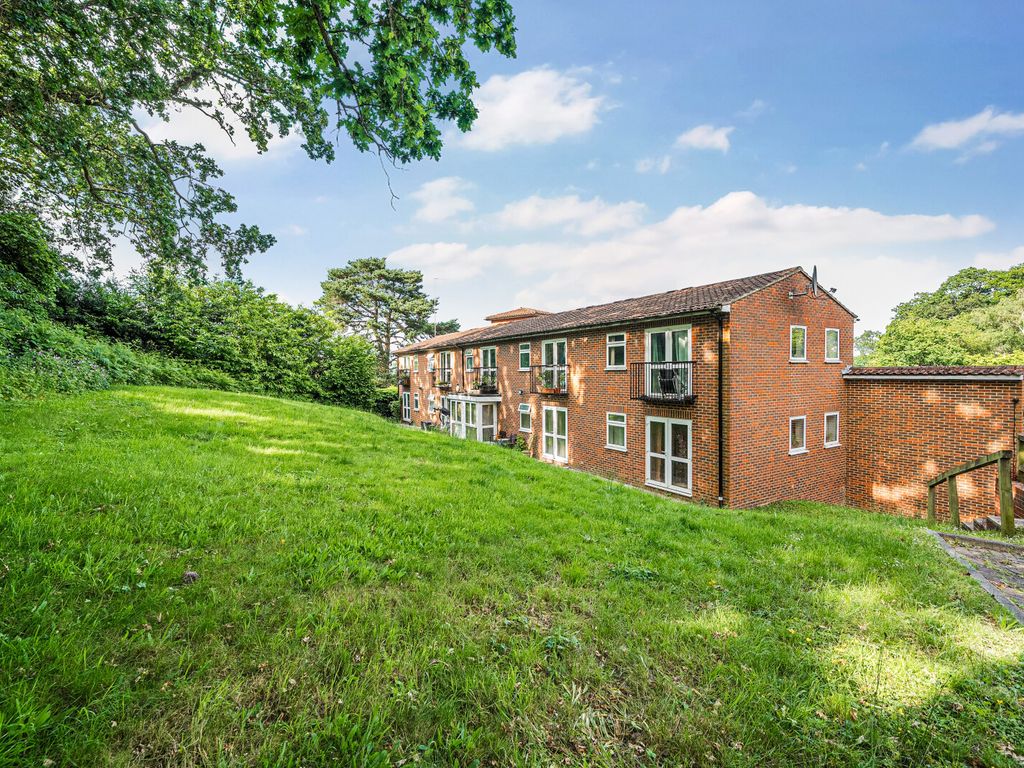 1 bed flat for sale in Apple Trees Place, Woking GU22, £175,000 - Zoopla