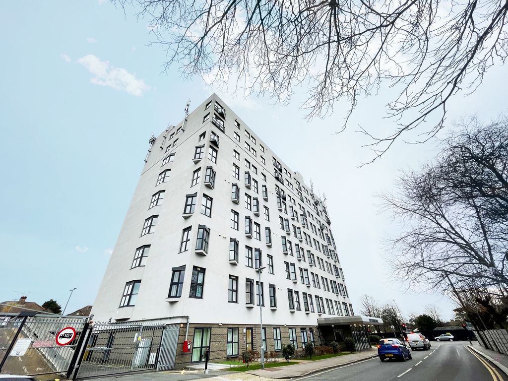 2 bed flat for sale in High Road, Romford RM6 - Zoopla