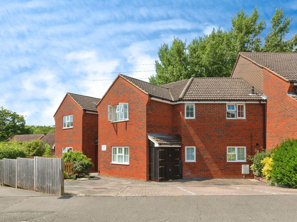 2 bed flat for sale in Nappers Wood, Fernhurst, Surrey GU27, £250,000 ...
