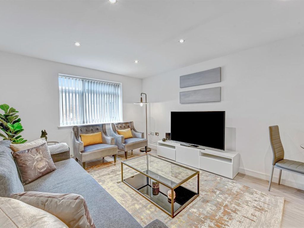 2 bed flat to rent in The Runway, Ruislip HA4 - Zoopla