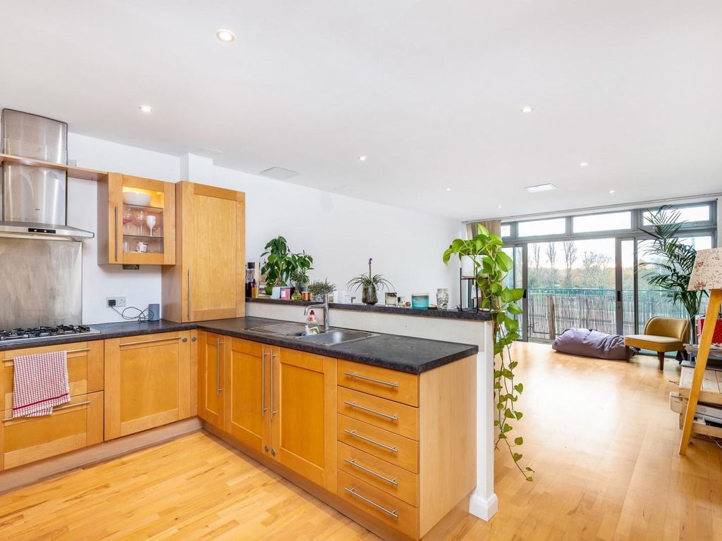 2 bed flat to rent in Burr Road, Wandsworth SW18 - Zoopla