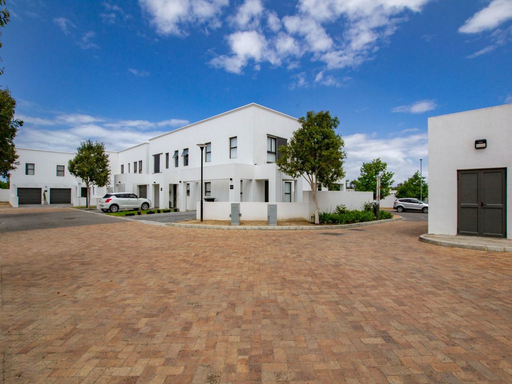 3 bed detached house for sale in 4 Fever Tree Close, Croydon Gardens ...