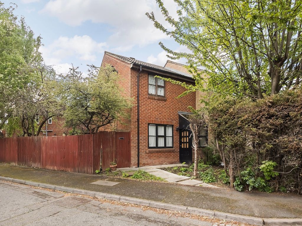 3 bed end terrace house for sale in Turnstone Close, London E13, £ ...
