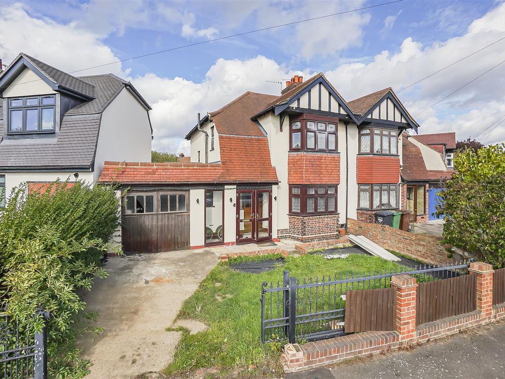 3 Bed Semi Detached House For Sale In Lingfield Avenue Dartford Da2