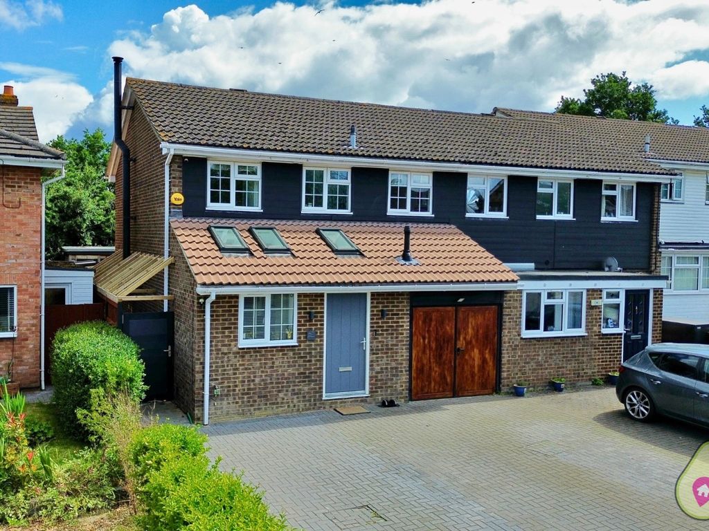4 bed end terrace house for sale in Bathurst Road, Winnersh, Wokingham ...