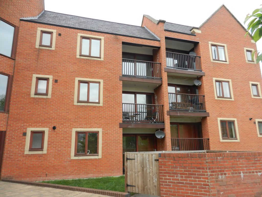 2 bed flat to rent in Carolgate, Retford DN22, £595 pcm - Zoopla
