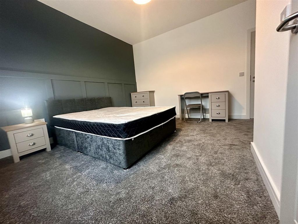 Room to rent in Bulcock Street, Burnley BB10, £520 pcm - Zoopla