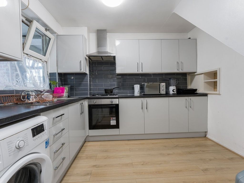 2 bed flat for sale in Barringer Square, London SW17, £425,000 - Zoopla
