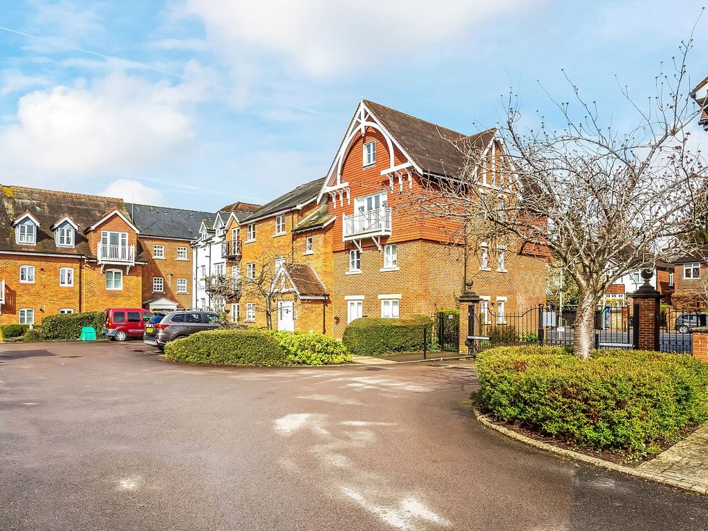 3 bed flat for sale in Horsham Road, Dorking, Surrey RH4, £325,000 - Zoopla