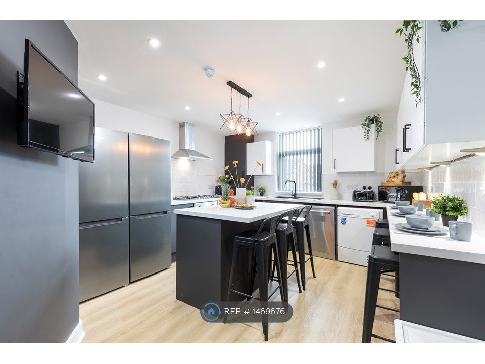 Room to rent in Rake Lane, New Brighton CH45 - Zoopla