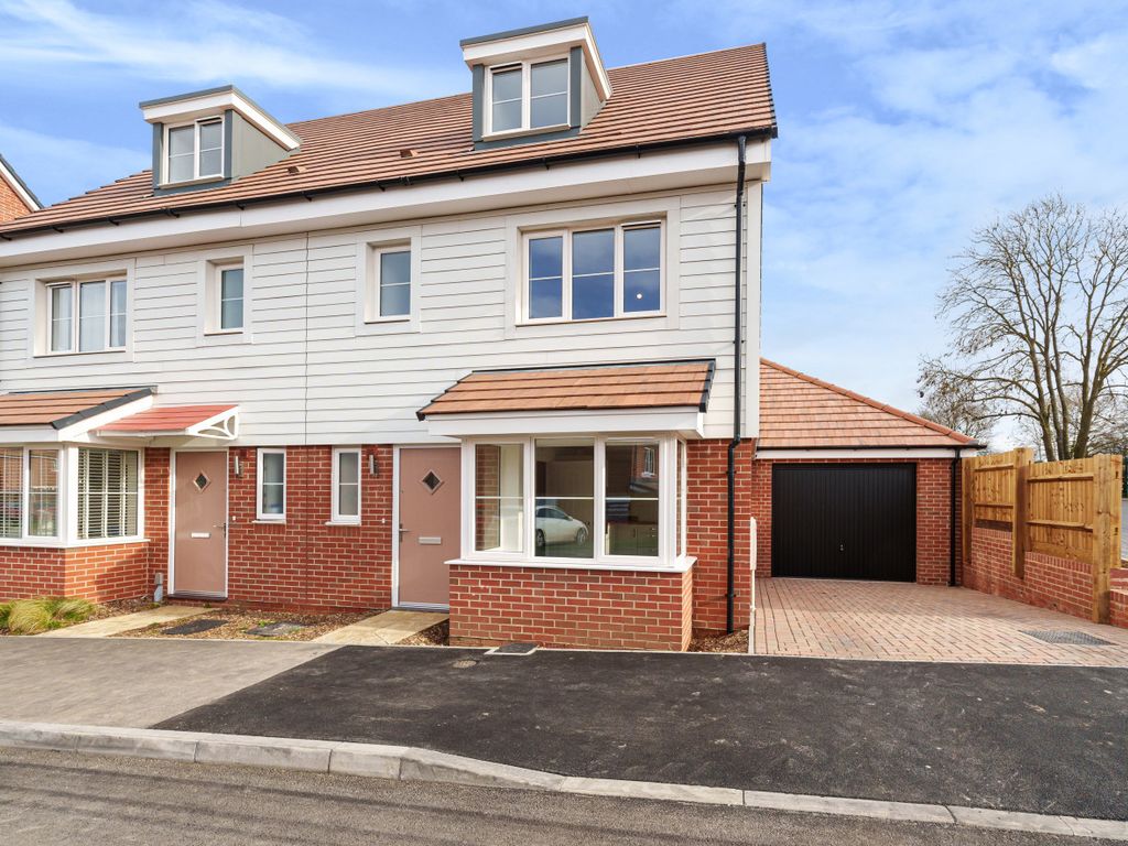 3 Bed Semi Detached House For Sale In Tudor Gardens Binfield