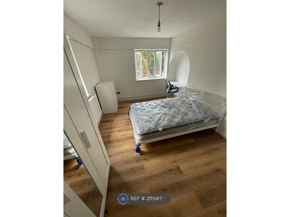 Room to rent in Tayside Court, London SE5, £1,000 pcm - Zoopla