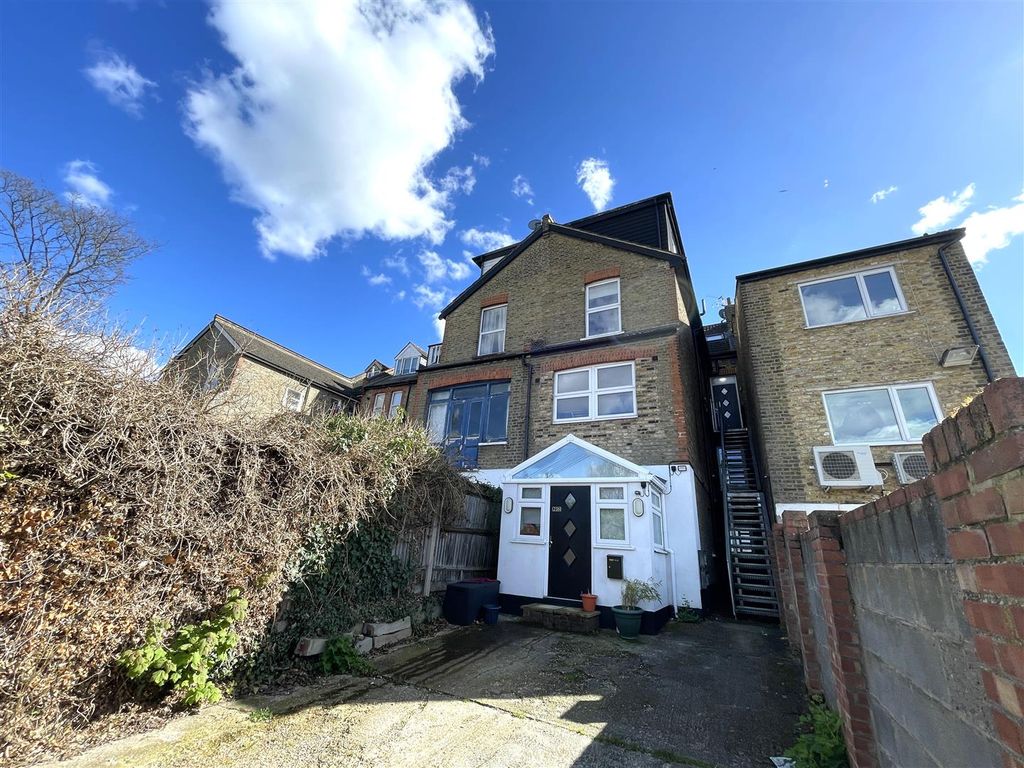 2 bed flat to rent in Bishops Place, Sutton SM1, £1,500 pcm - Zoopla