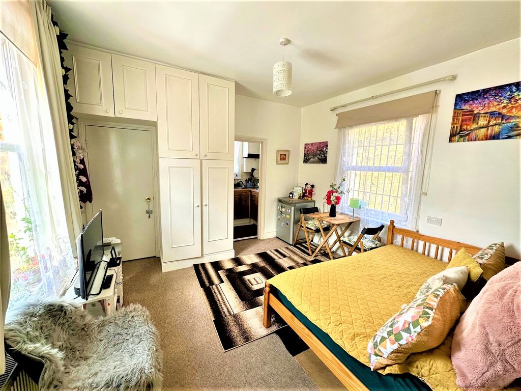 Studio to rent in Upper Tooting Road, Tooting Bec SW17, £1,050 pcm - Zoopla