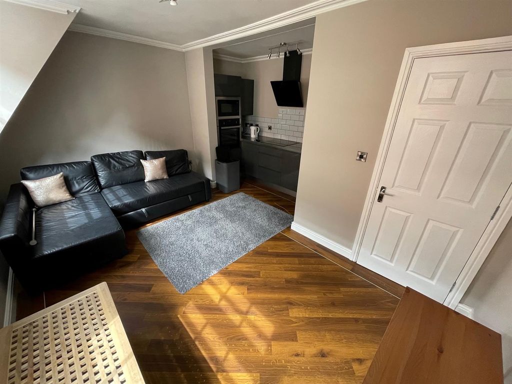 1 bed flat to rent in Bowlalley Lane, Hull HU1, £750 pcm - Zoopla