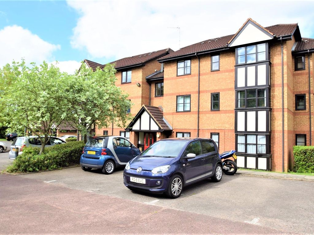 Room to rent in Osprey Close, Falcon Way, Watford WD25 - Zoopla