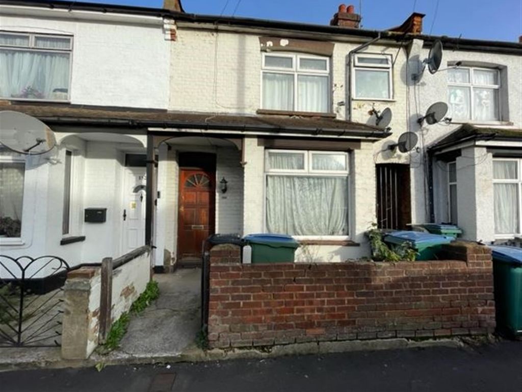 2 bed flat for sale in Harwoods Road, Watford WD18 - Zoopla