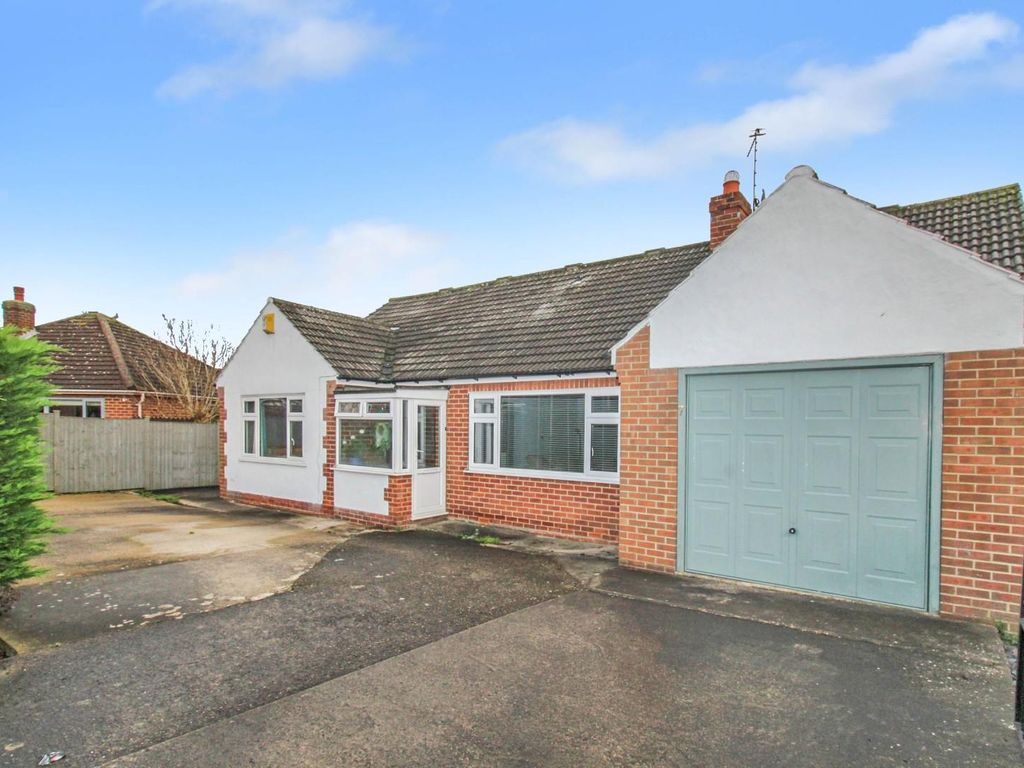 4 bed detached bungalow for sale in Smithfield Close, Ripon HG4 - Zoopla