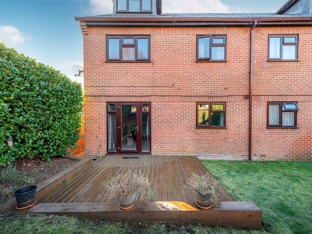 2 bed flat for sale in Old Coach Drive, High Wycombe HP11, £250,000 ...