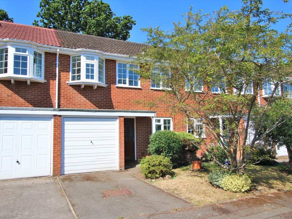 3 Bed Terraced House For Sale In Maple Close Winnersh Wokingham Rg41