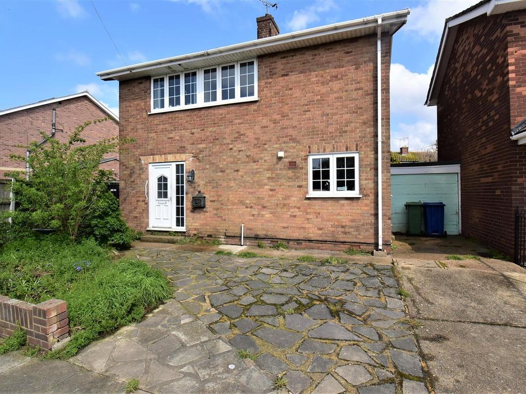 3 bed detached house for sale in Heath Road, Grays RM16 - Zoopla