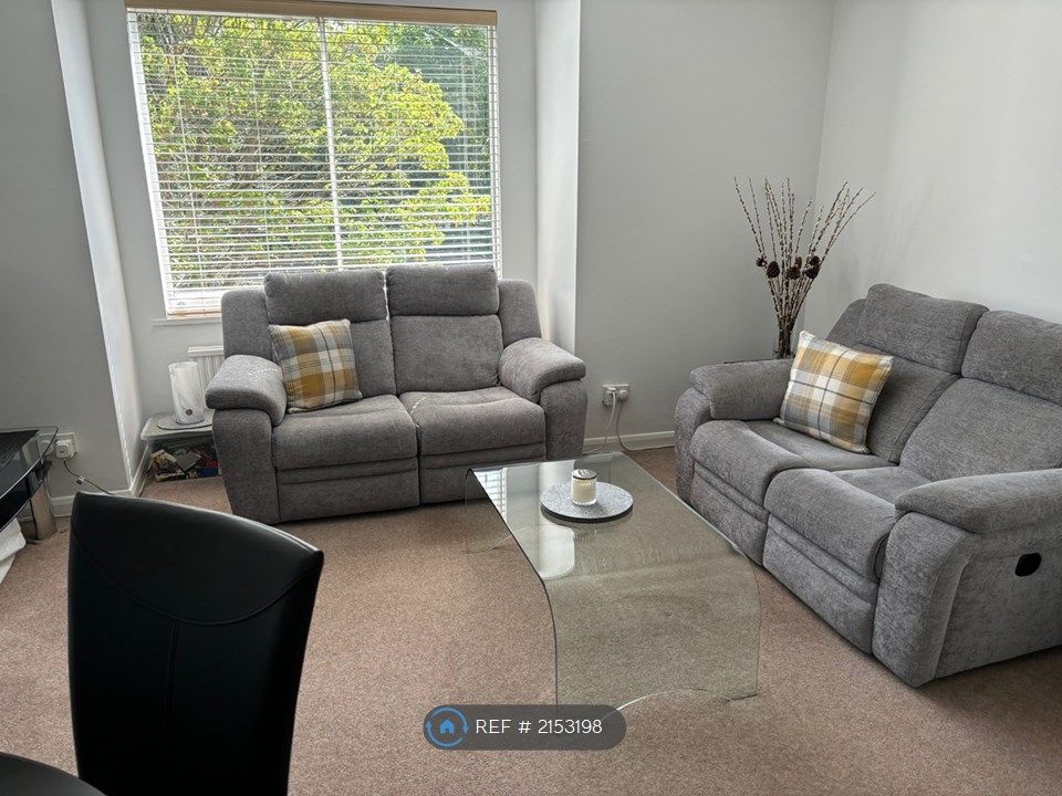 2 bed flat to rent in The Gables, London N12, £1,750 pcm - Zoopla