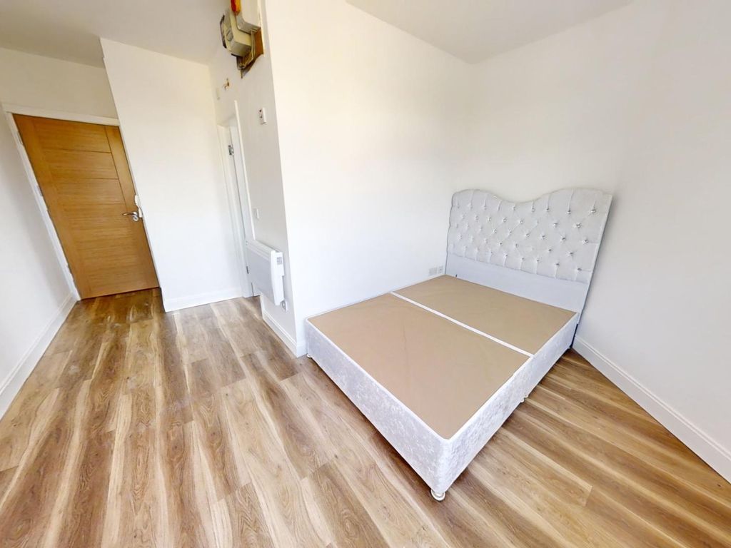 Room to rent in Sedgeborough Road, Manchester M16, £700 pcm - Zoopla