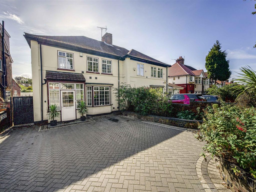 4 Bed Semi Detached House For Sale In Great West Road Hounslow Tw5 £