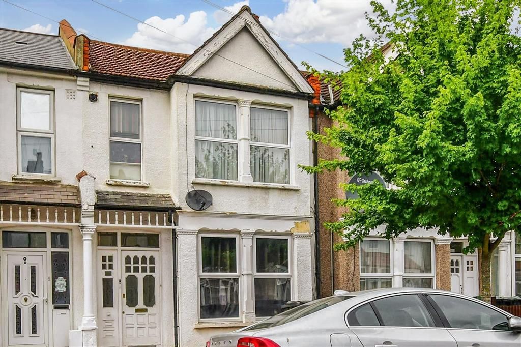 3 bed flat for sale in Langdale Road, Thornton Heath, Surrey CR7, £ ...