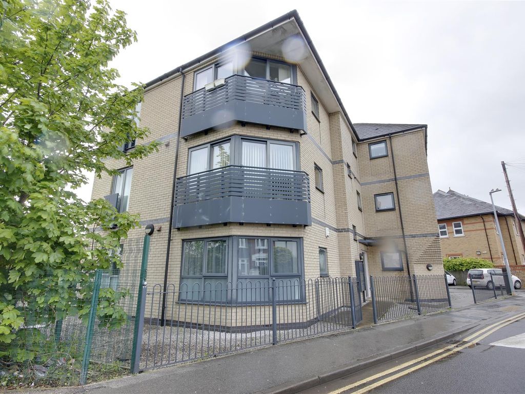 2 Bed Flat For Sale In Axis Court Mill Lane Beverley Hu17 £105 000
