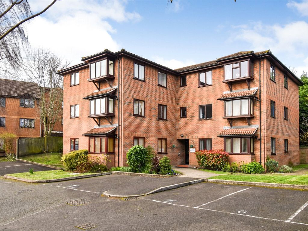 2 bed flat for sale in Shanklin Court, Newport Road, Aldershot ...