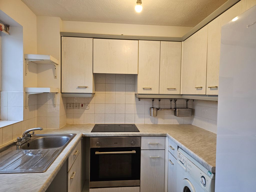 2 bed flat to rent in Autumn Drive, Sutton SM2, £1,500 pcm - Zoopla
