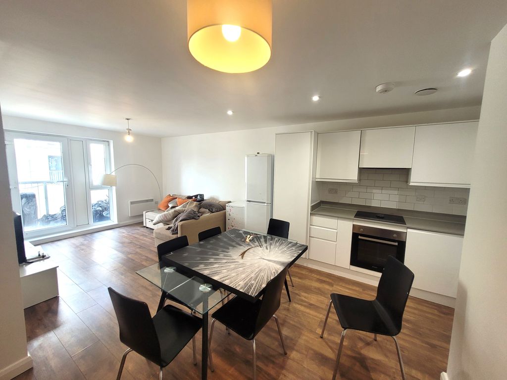 2 bed flat to rent in Lyons Way, Slough SL2, £1,500 pcm - Zoopla