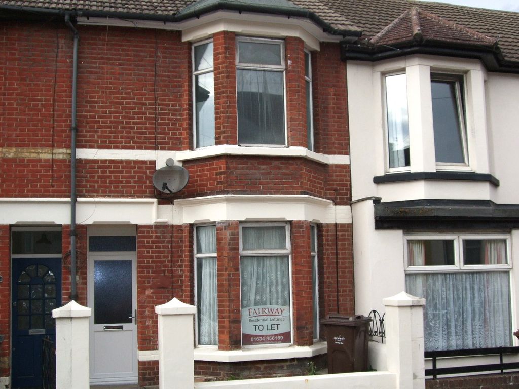 3 bed terraced house to rent in Richmond Road, Gillingham ME7, £1,400 ...