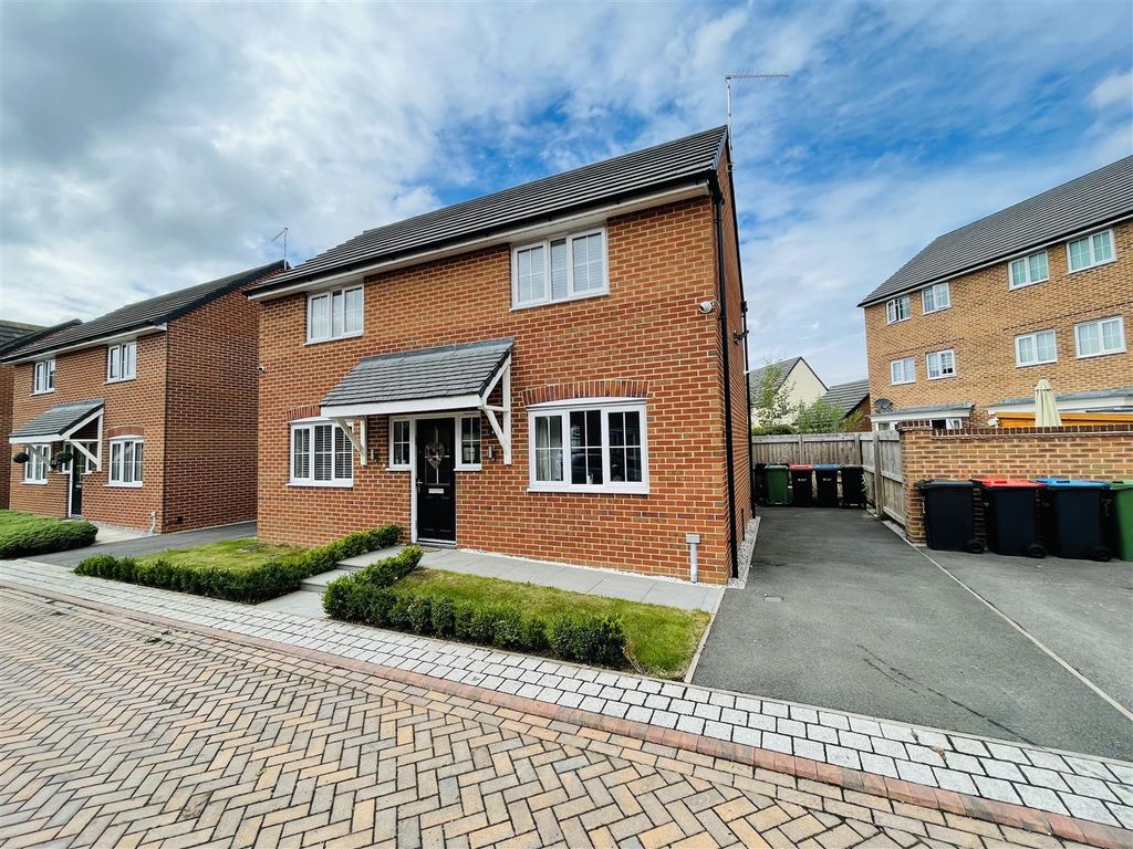 3 bed detached house for sale in Bishops Way, Winnington Village ...