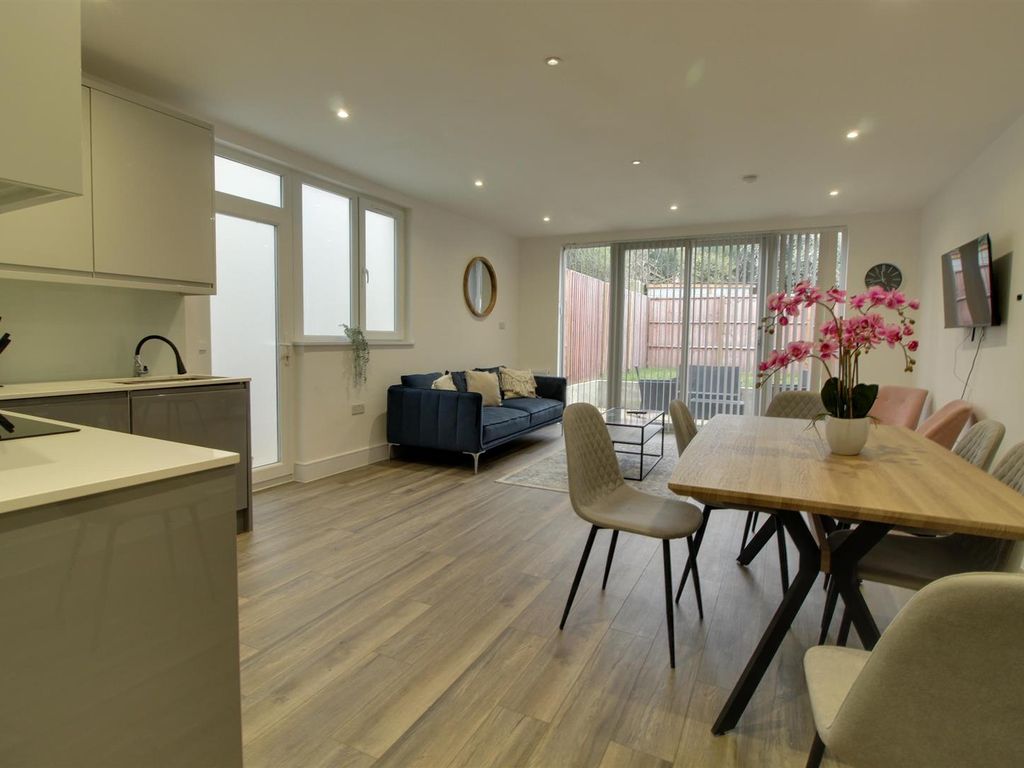 2 bed flat to rent in Finchley Lane, London NW4, £2,600 pcm - Zoopla