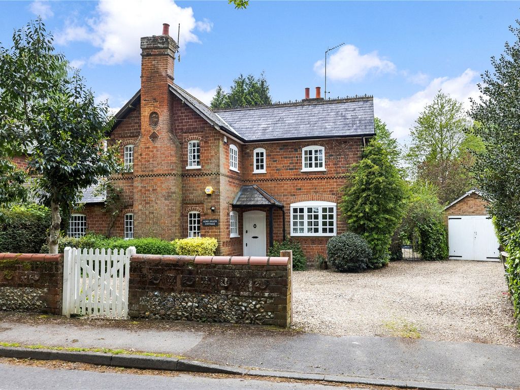 4 Bed Link Detached House For Sale In Alms Heath Ockham Woking