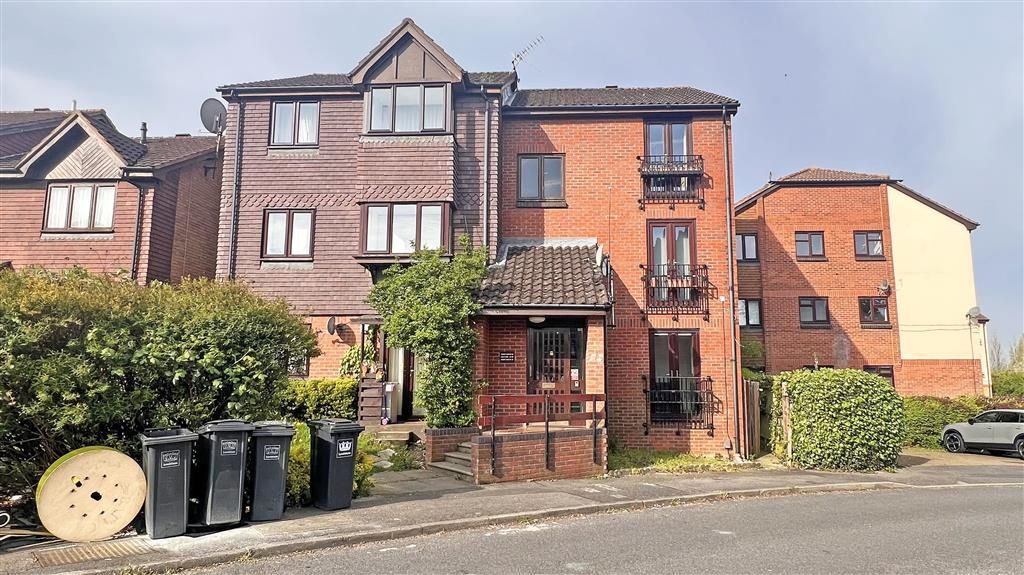 1 bed flat for sale in Gables Close, London SE12, £165,000 - Zoopla