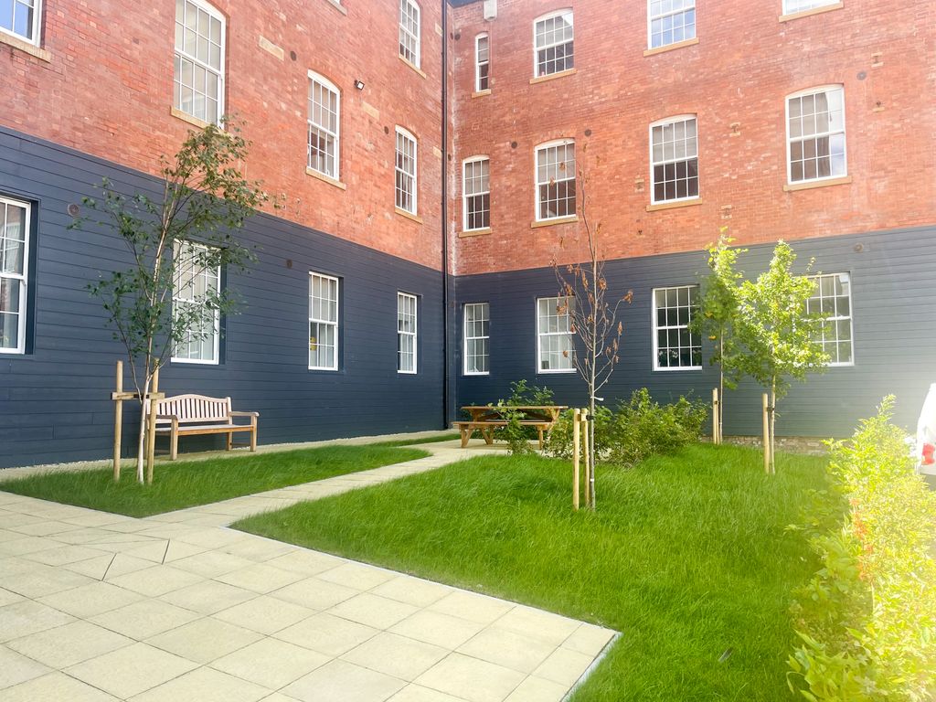 2 bed flat to rent in Deansgate, Bolton BL1, £1,250 pcm - Zoopla