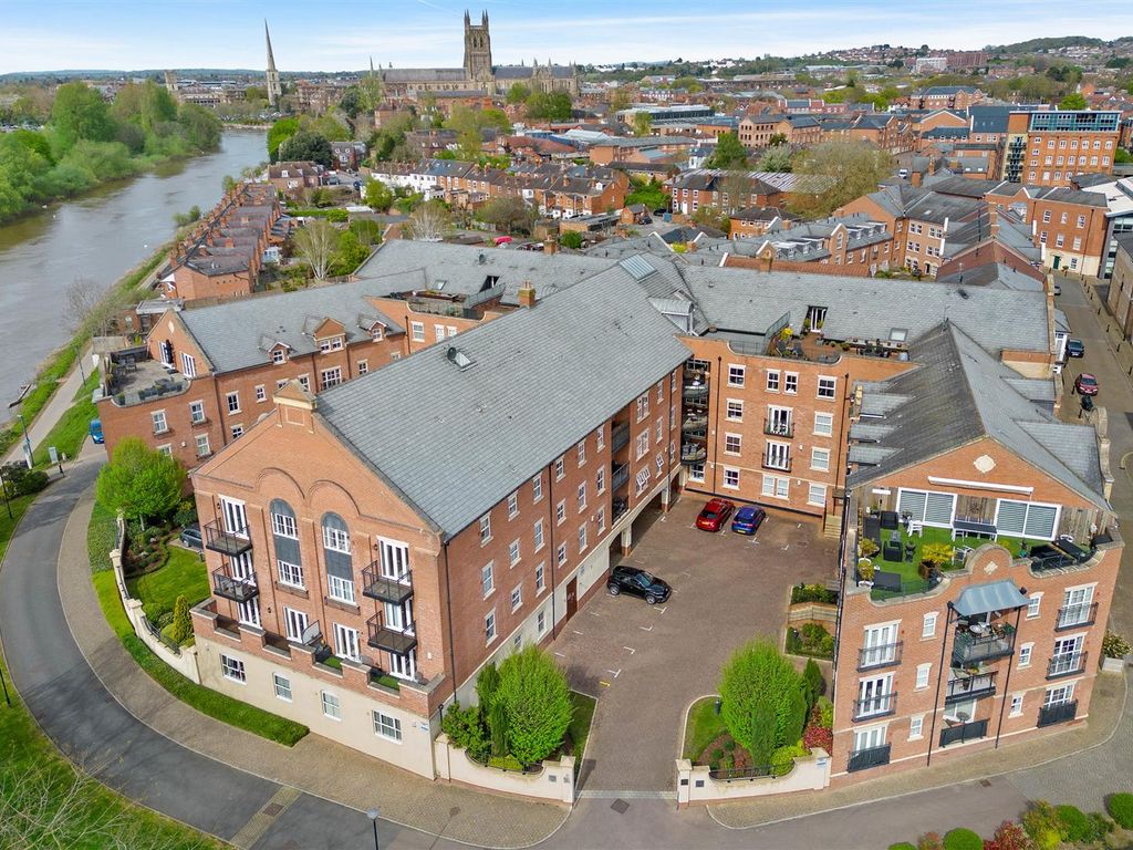 2 bed flat for sale in Armstrong Drive, Worcester WR1, £215,000 - Zoopla