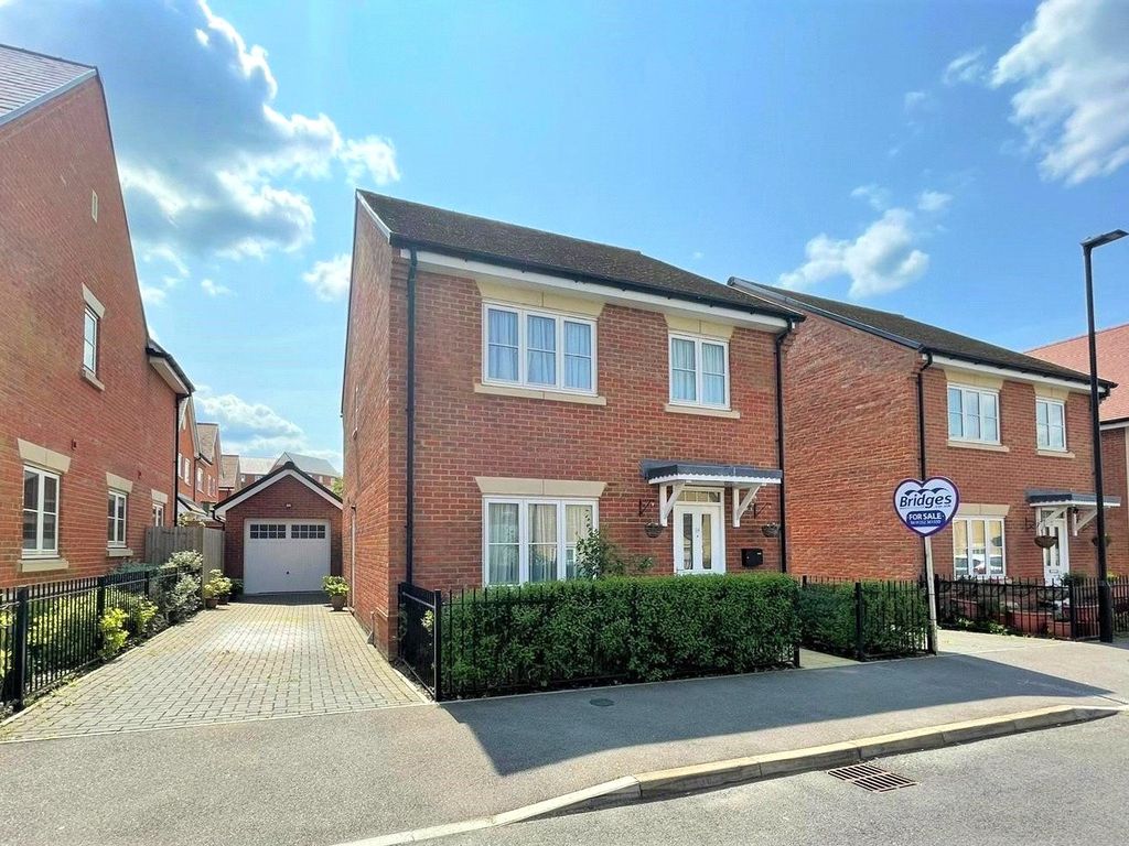 4 Bed Detached House For Sale In Corunna Avenue Wellesley Aldershot