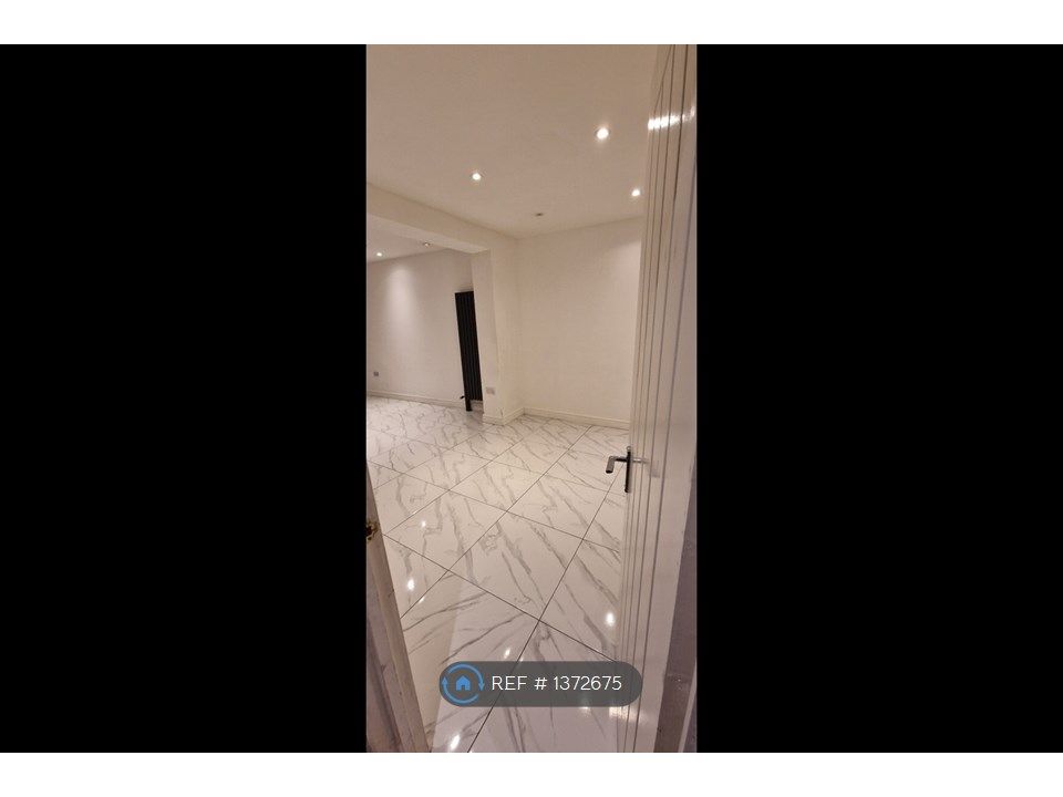 Room to rent in Faraday Road, Slough SL2, £750 pcm - Zoopla