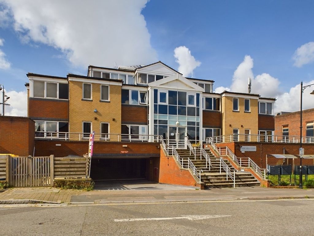 2 bed flat for sale in Victoria Street, Town Centre, Basingstoke RG21 ...