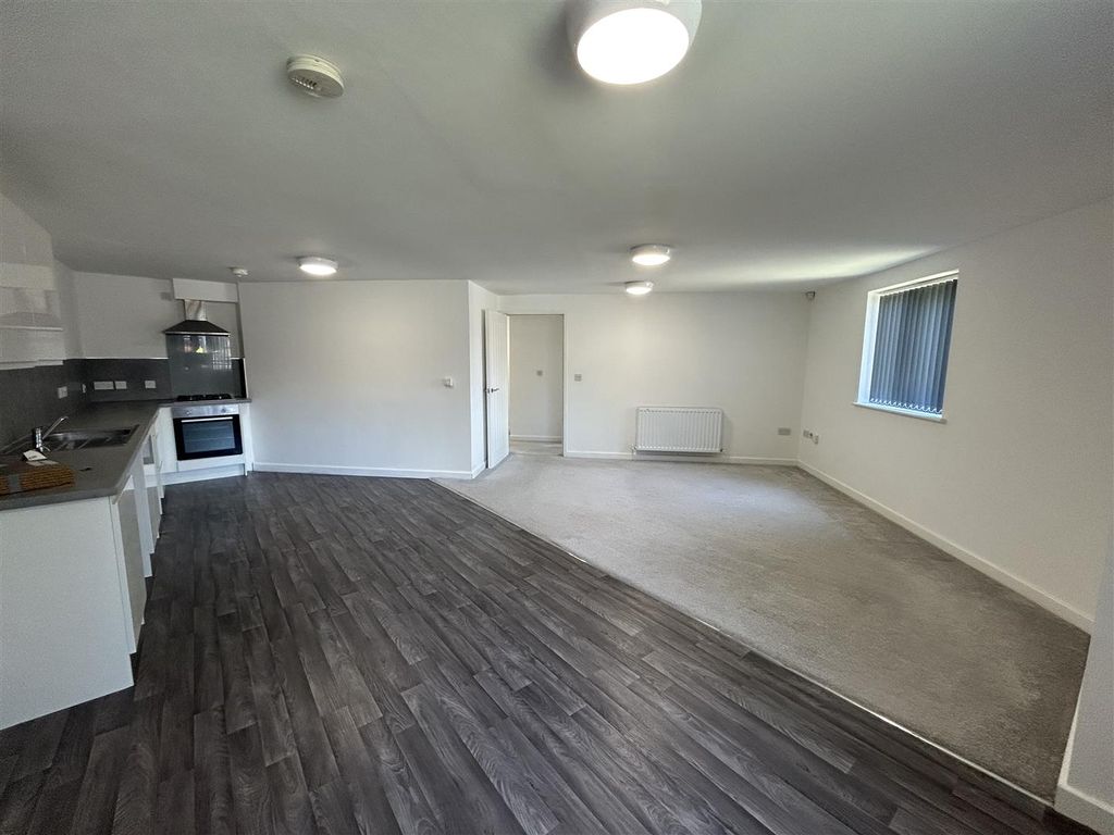 2 bed flat to rent in Sherburn Gardens, Stanks Drive, Leeds LS14, £795 ...