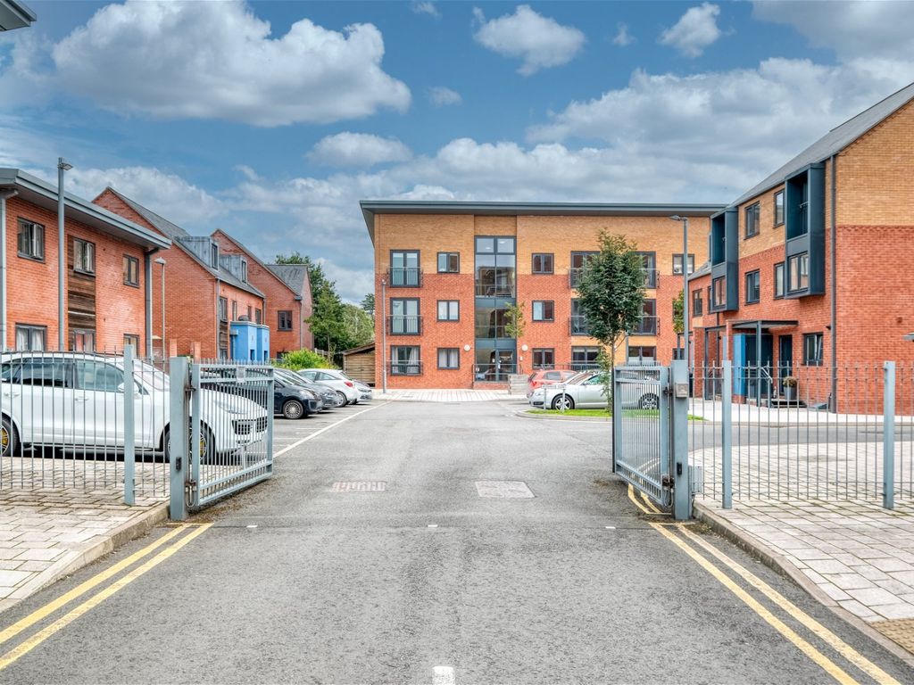 2 bed flat for sale in Woodhouse Close, Worcester WR5, £215,000 - Zoopla